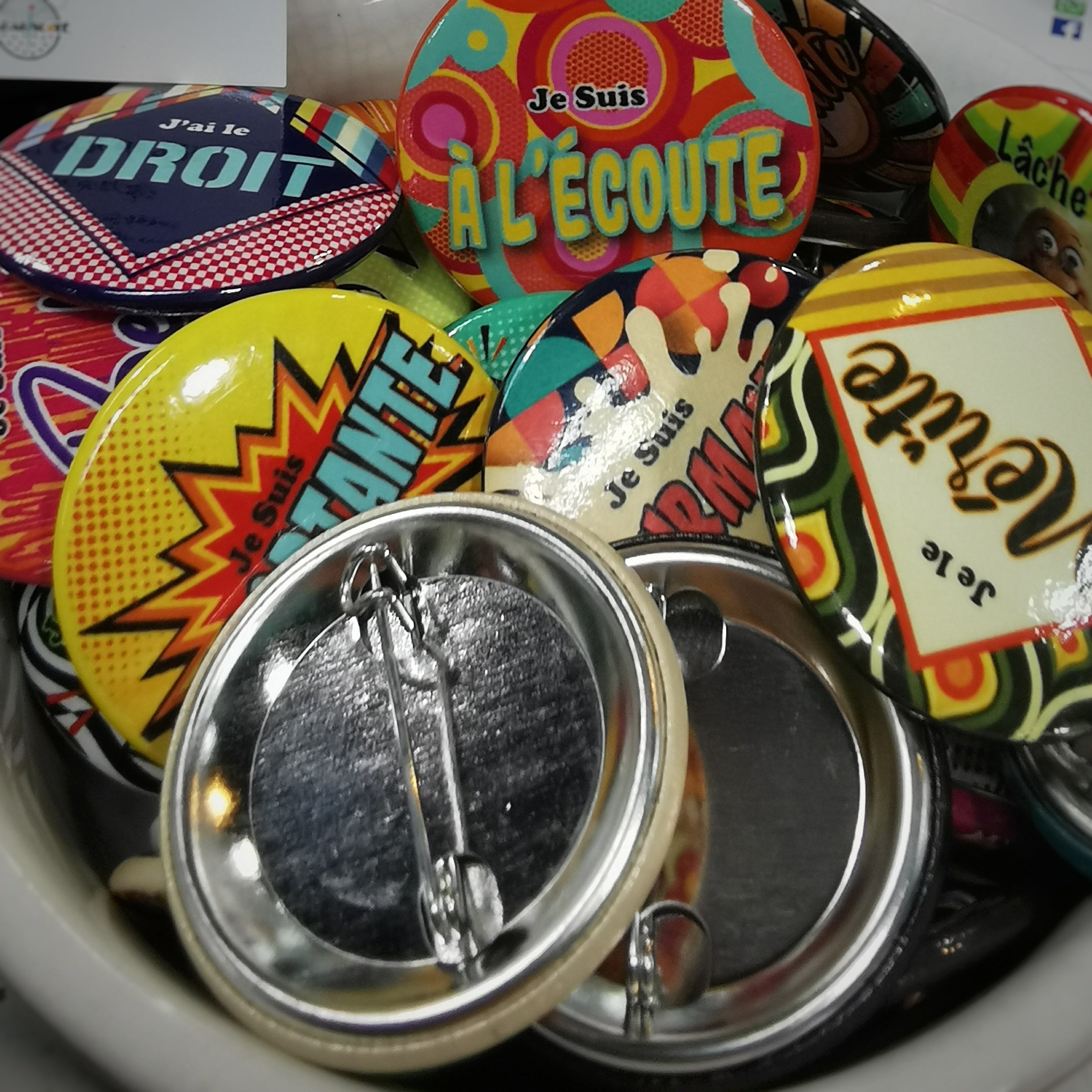 Several choices of TARABISCOTÉ round pin badges – Rock'N Ronde